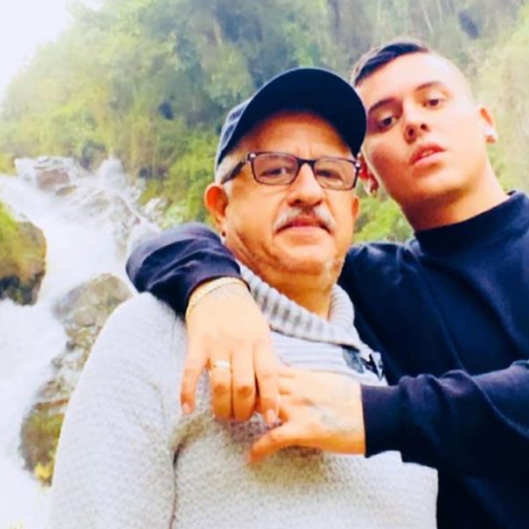 Padre del cantante Kevin Roldán falleció debido al covid-19 - E! Online ... Padre del cantante Kevin Roldán falleció debido al covid-19 - E! Online ...